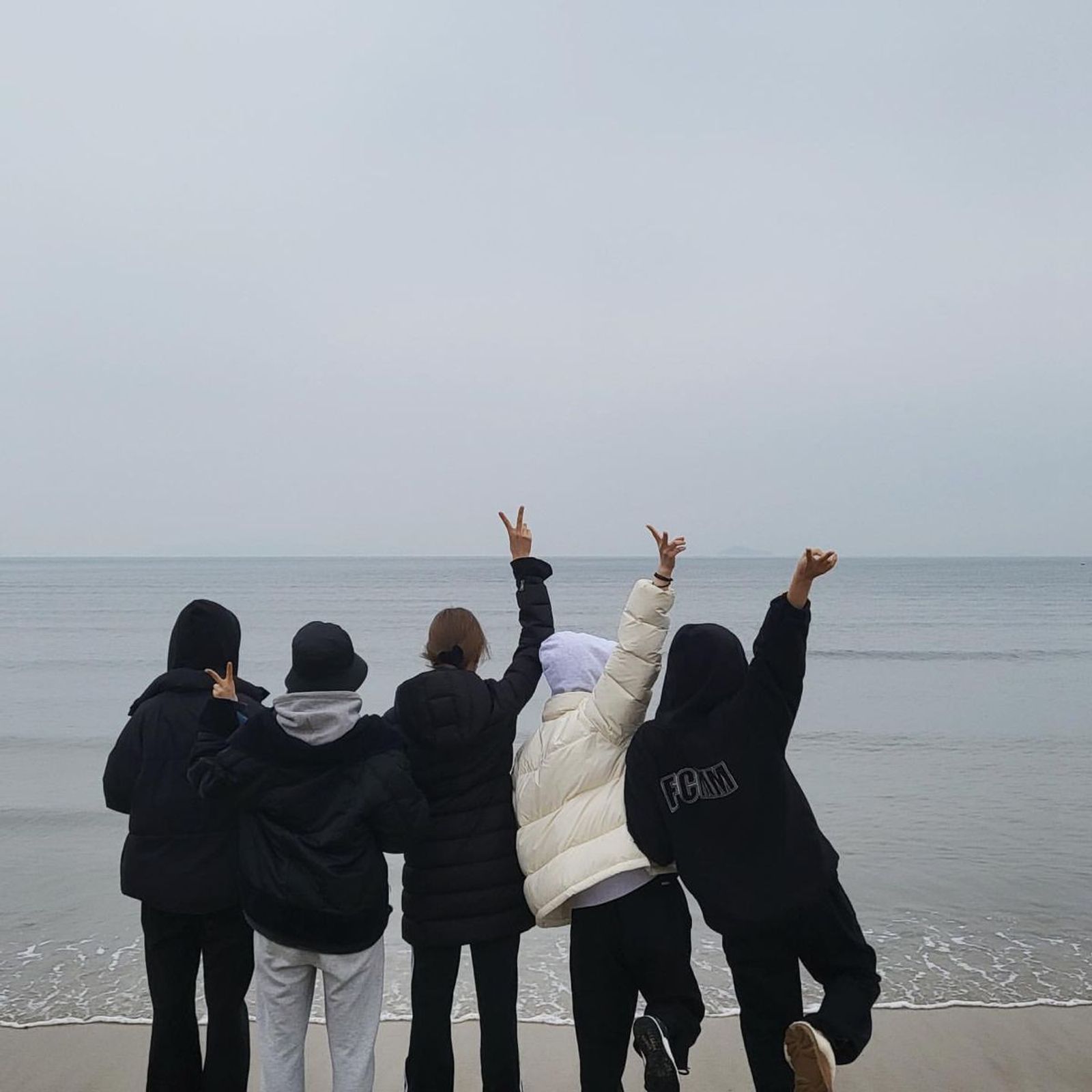 lesserafim - Dynamic Wallpaper Club